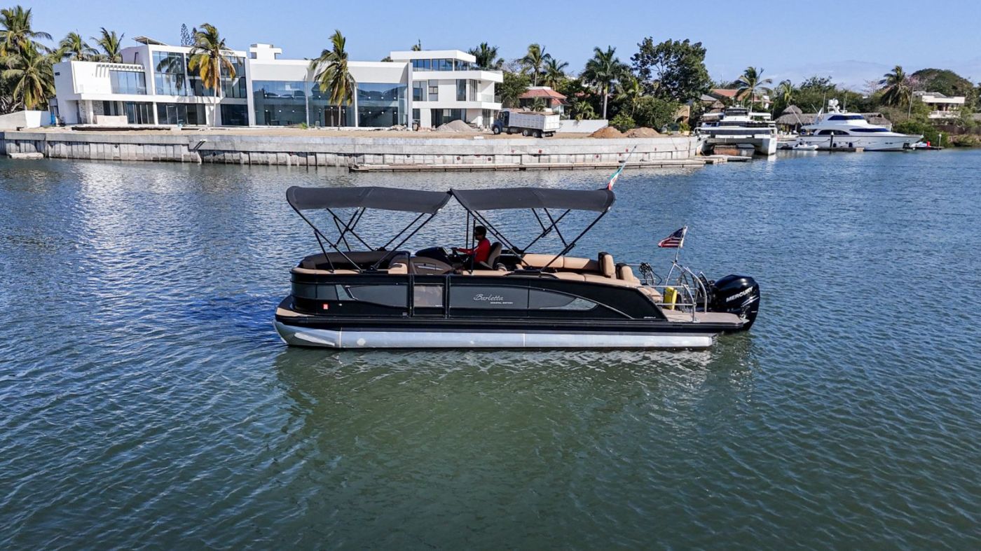 26' Jet Black Luxury Tritoon | Jet's Private Boat Tours